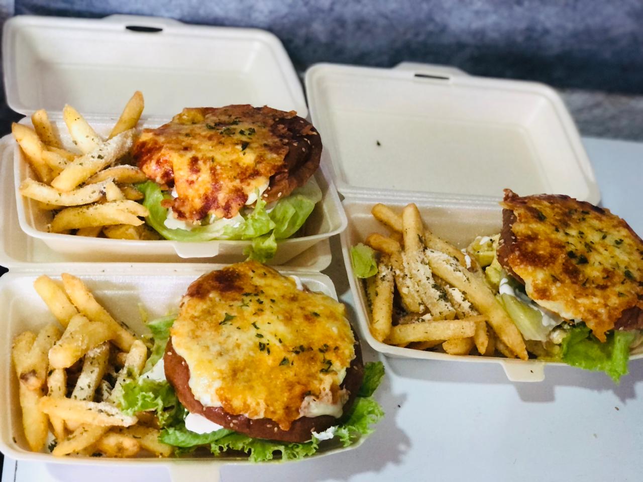 Hamburguesa gratinada de pollo (o res) - Café el Rinconcito